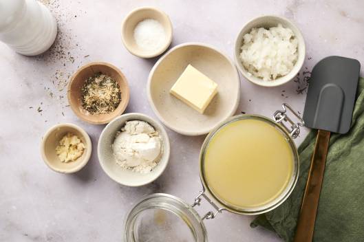 How To Make Gravy Without Drippings (10 Minutes!)