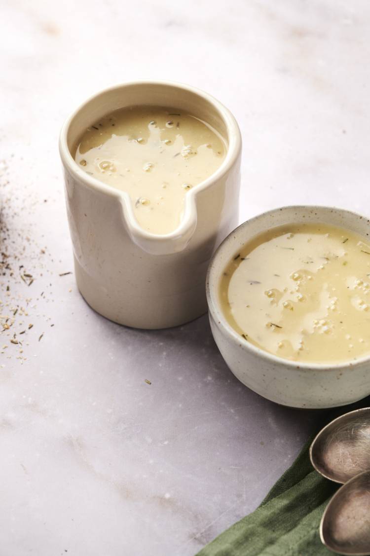 How To Make Gravy Without Drippings (10 Minutes!)