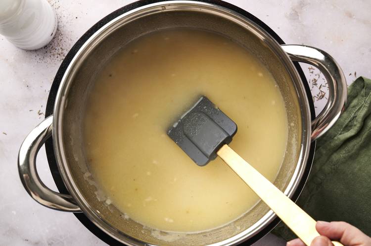 How To Make Gravy Without Drippings (10 Minutes!)
